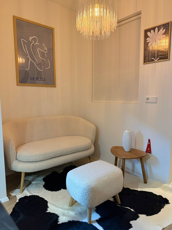 Apartamento superluxo, sacada, vista para o oceano | Área de estar | Smart TV 55 polegadas com canais via satélite