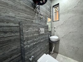 Chuveiro, toalhas de banho, sabonete, shampoo