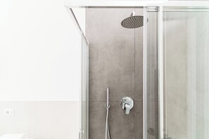 Apartamento | Casa de banho | Um polibã, artigos de higiene pessoal grátis, um secador de cabelo 