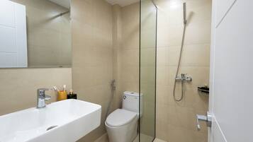 Estúdio Deluxe | Casa de banho | Um polibã, um secador de cabelo, chinelos, toalhas fornecidas