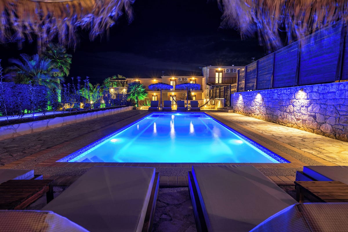 Anemos Villa with Private Pool | Secretária, ferro/tábua de engomar, Wi-fi grátis