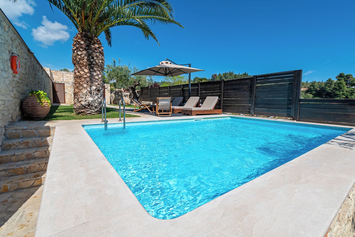 Helios Villa with Private Pool | Secretária, ferro/tábua de engomar, Wi-fi grátis