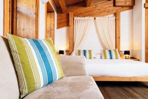 Quarto Duplo Comfort, vista para a montanha | Cofre no quarto, secretária 