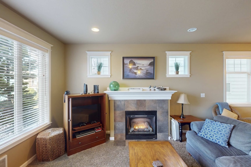 Classic Coastal Home With Ocean View In Quiet Neighborhood - Oceanside, OR