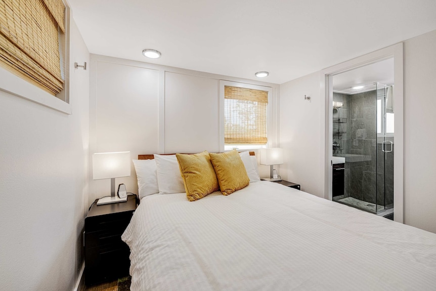 Quaint Ocean View Escape With Modern Interior Smart Tv And Gorgeous Deck - Oceanside, OR