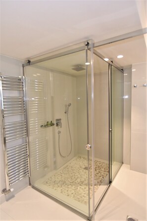 Villa Familiar, vista para o oceano | Casa de banho | Um polibã, artigos de higiene pessoal grátis, um secador de cabelo 