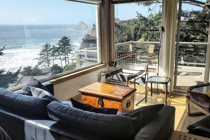 Airy Beach Home With Two Decks Ocean Views Close To Beach Access - Oceanside, OR