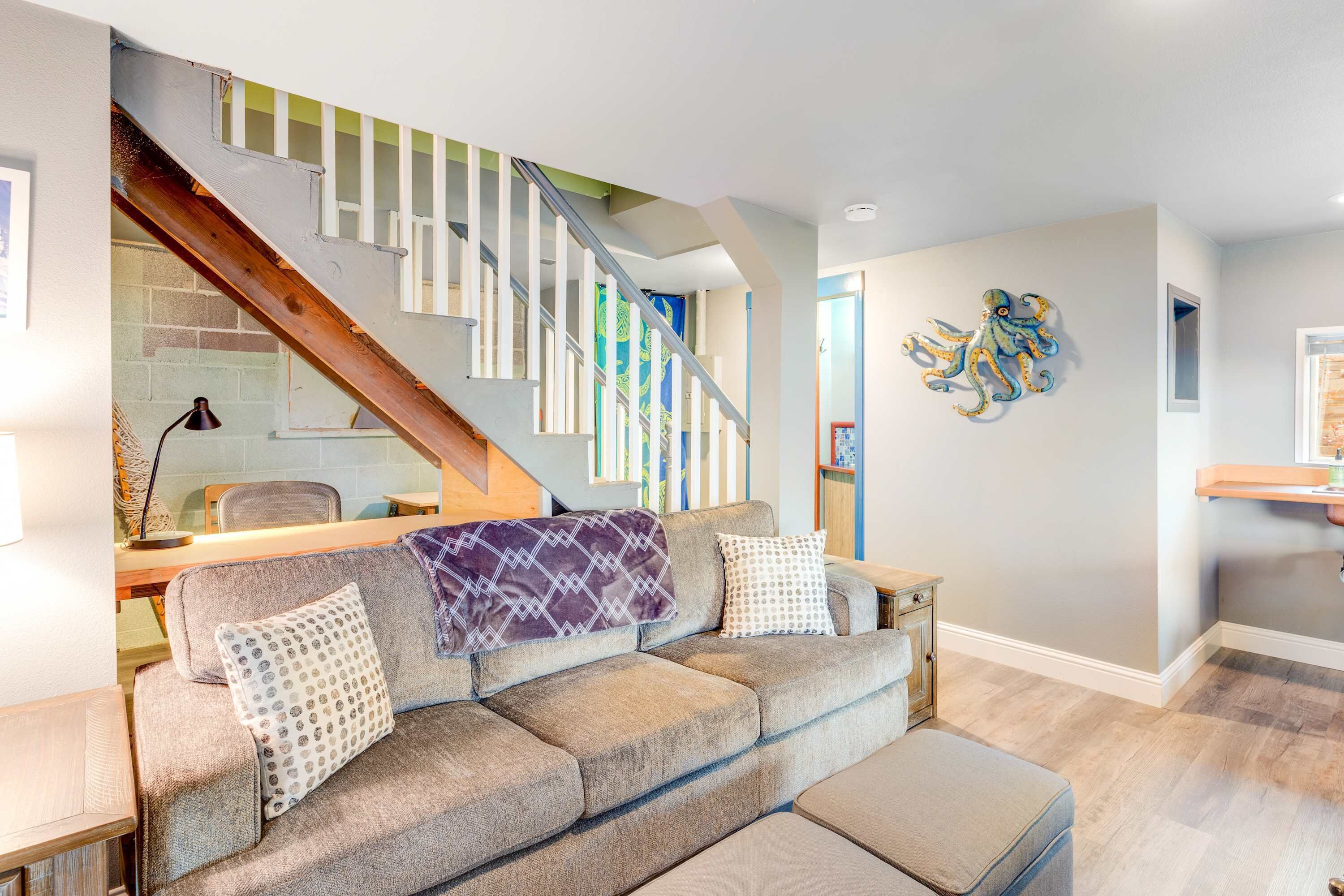 Two Story Beach House With An Ocean View Furnished Deck And Washer Dryer - Oceanside, OR