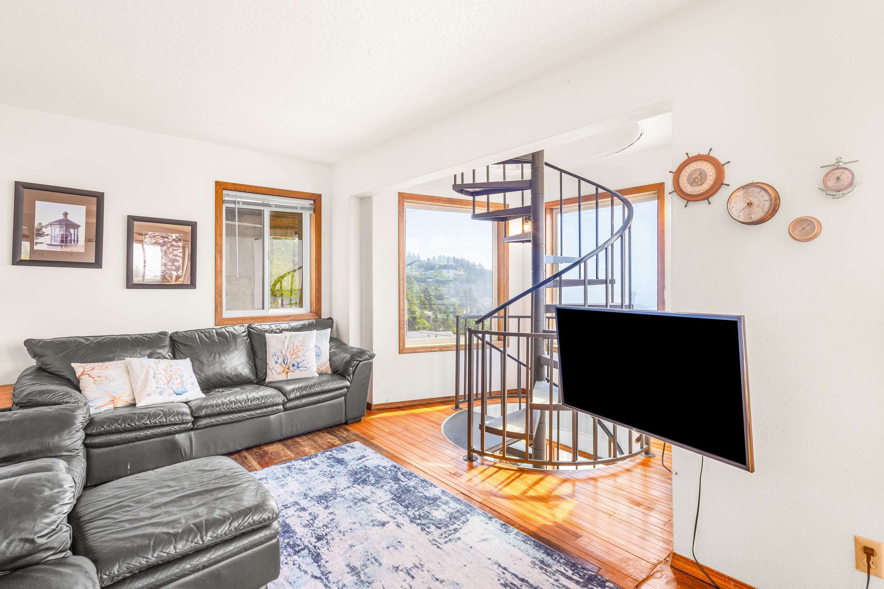 Spacious Dog Friendly Home With Ocean Views Sauna Wood Stove And Wifi - Oceanside, OR