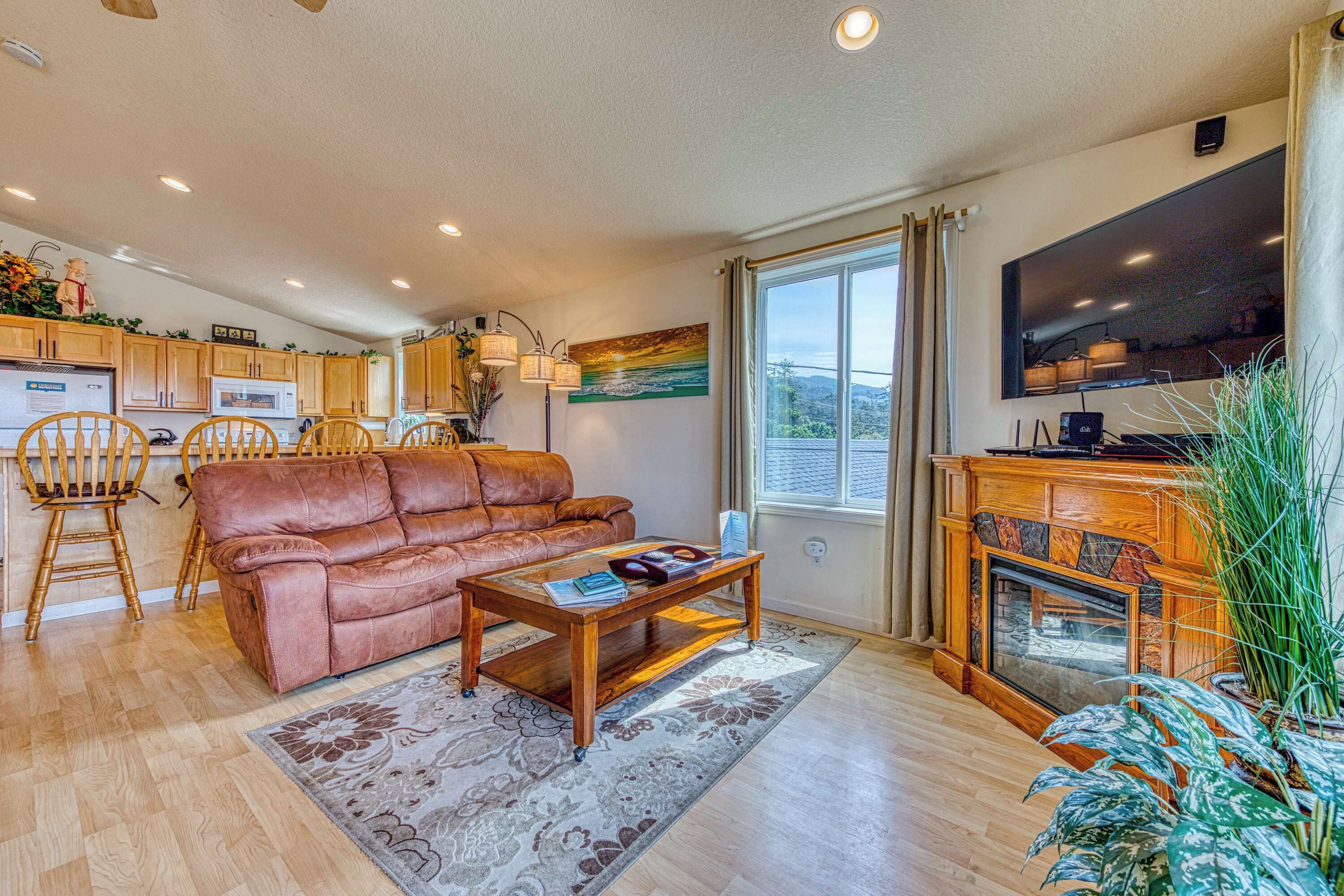 Large Sunny Duplex With Ocean Views And Nearby Beach Access Dogs Ok - Rockaway Beach, OR