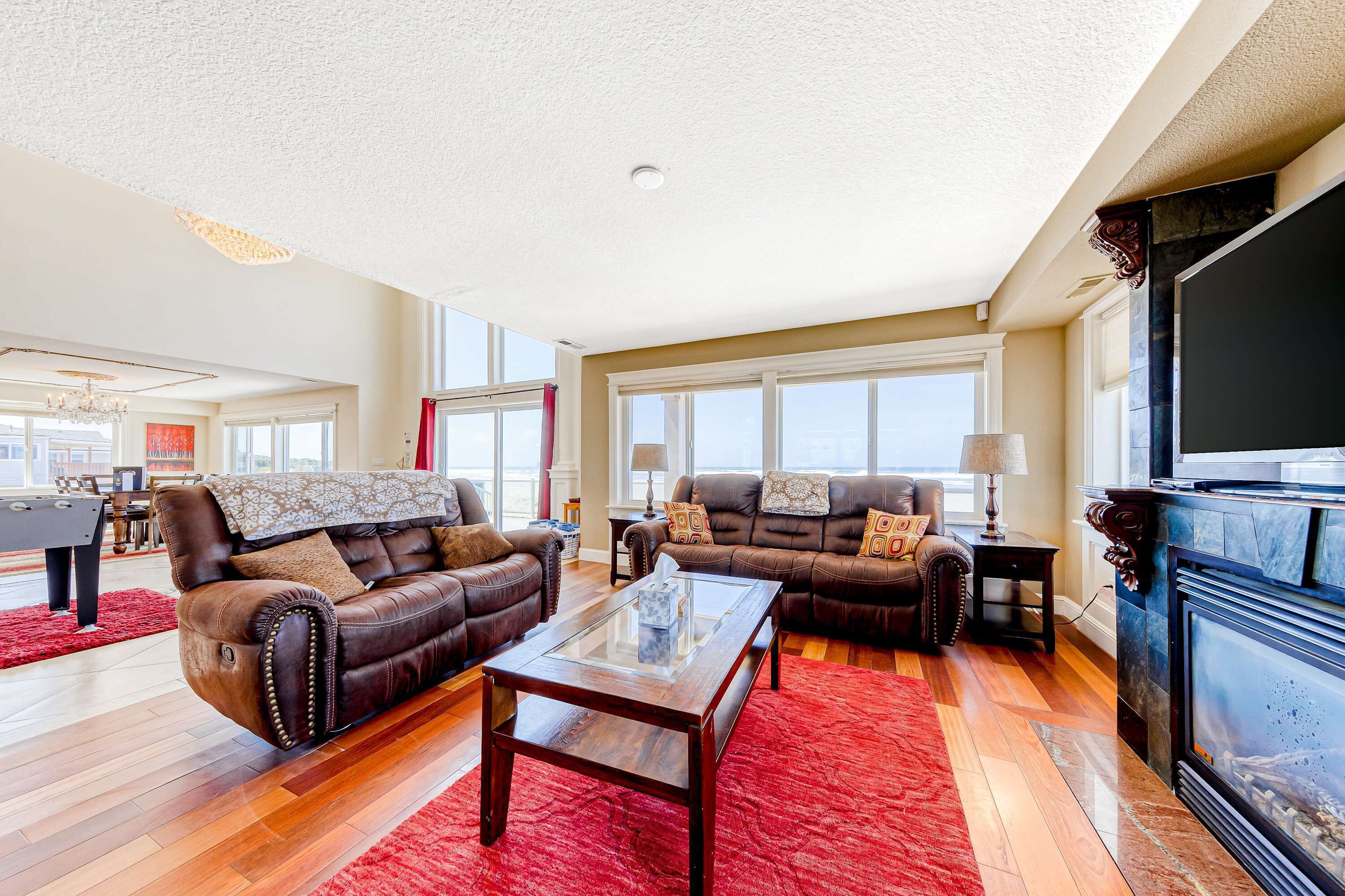 Oceanfront Home With Private Hot Tub And Amazing Beach Views Dogs Welcome - Rockaway Beach, OR
