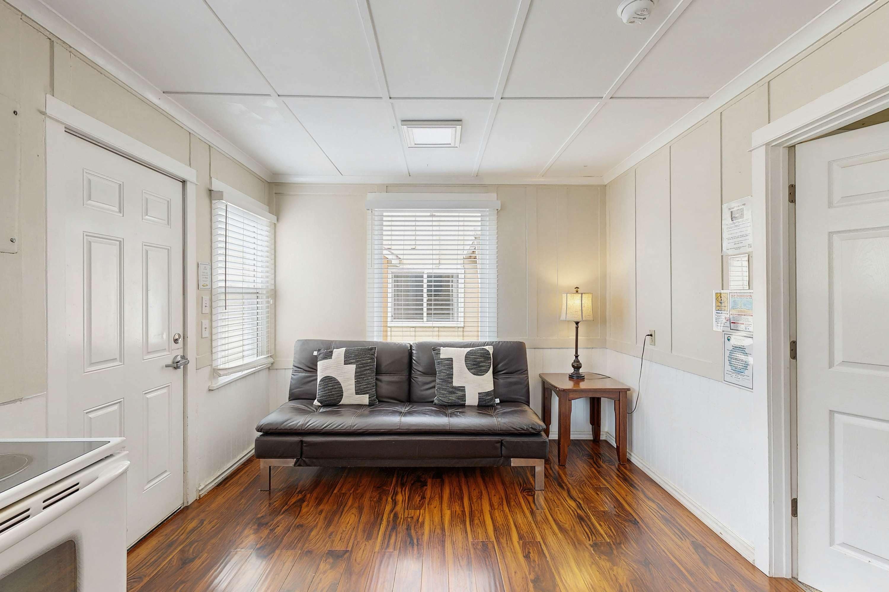 Modern Dog Friendly Cottage In A Great Location Minutes To Downtown And Beach - Rockaway Beach, OR