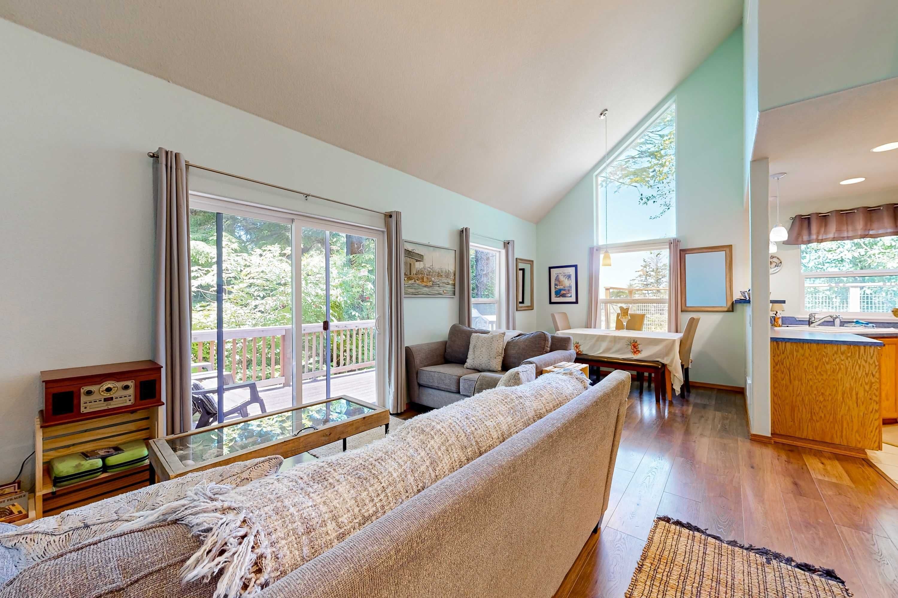 Dog-friendly Home With Ocean Views, Private Grill, Full Kitchen, And Free Wifi - Rockaway Beach, OR