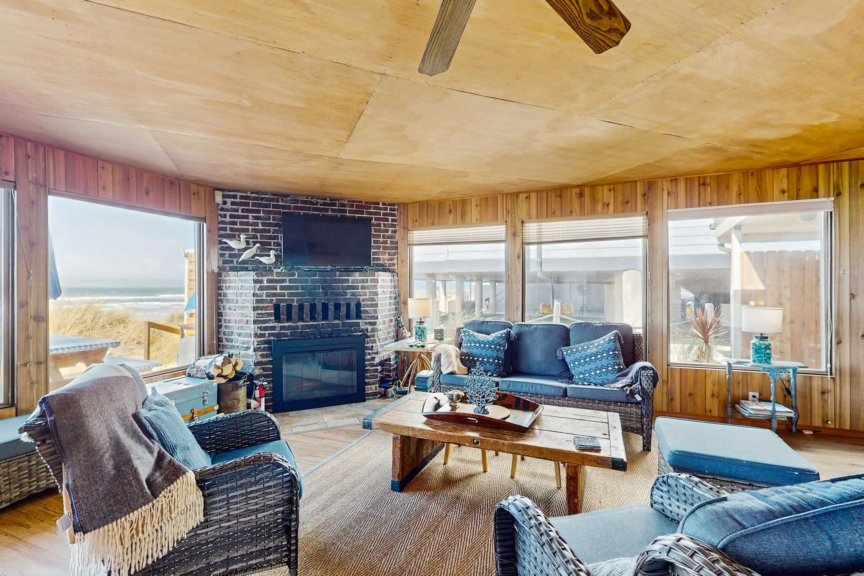Dog-friendly Oceanfront House With Sweeping Ocean Views & Wood-burning Fireplace - Rockaway Beach, OR