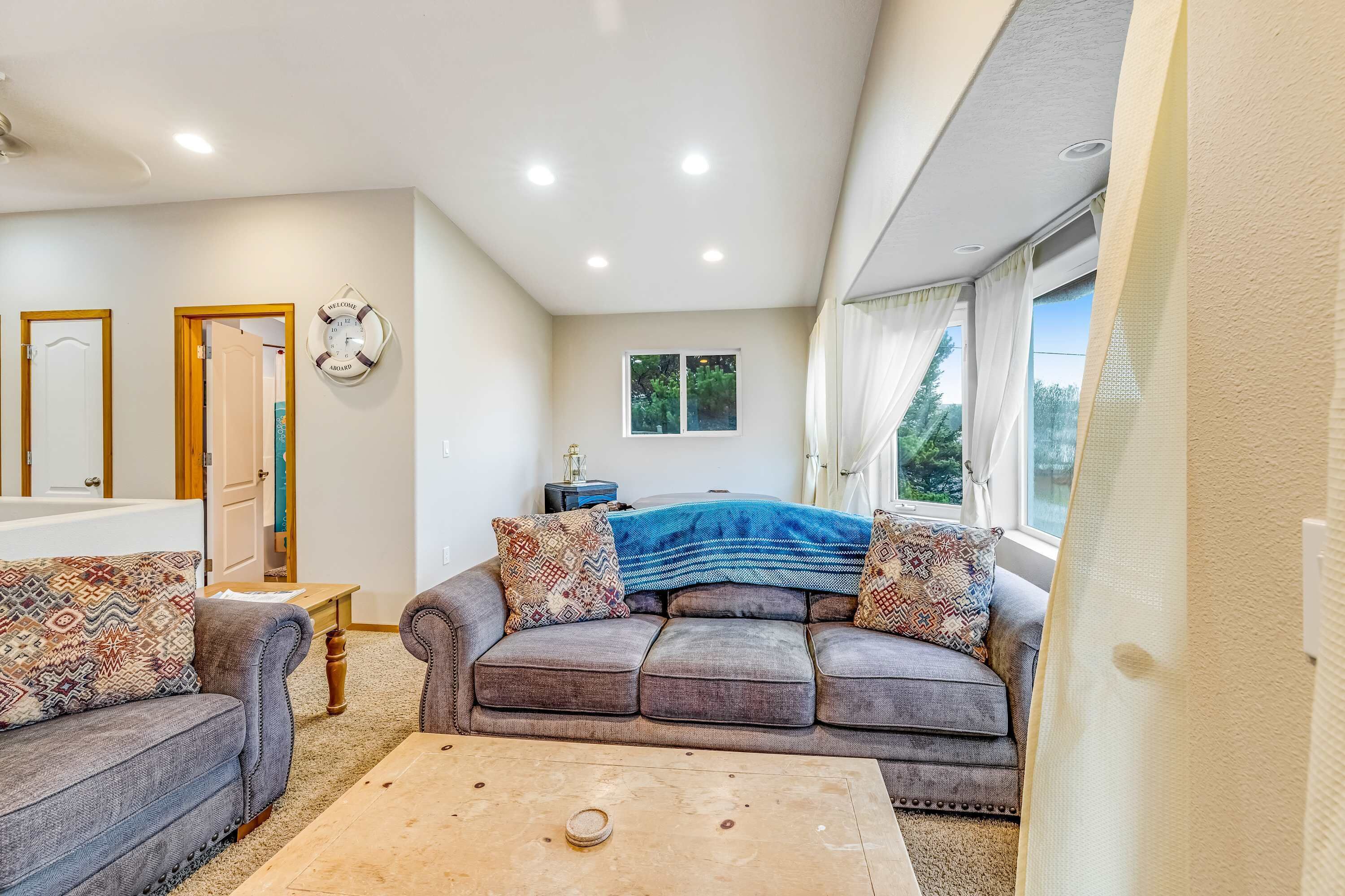 Dog Friendly Home With Deck And Enclosed Yard Near Beach Access - Manzanita, OR