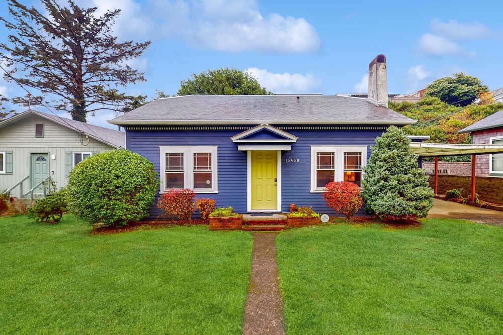Coastal Craftsman with picture perfect bay views walk to Barview Jetty ...
