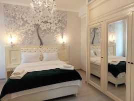 Quarto Duplo Deluxe, varanda | Cofre no quarto, ferro/tábua de engomar, Wi-fi grátis 