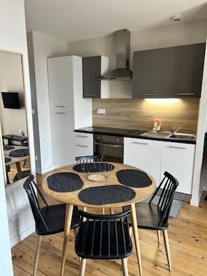 Apartamento, 1 cama queen-size e sofá-cama, varanda, vista para o jardim | Cozinha privada | Um frigorífico/congelador grande, um micro-ondas, um forno 