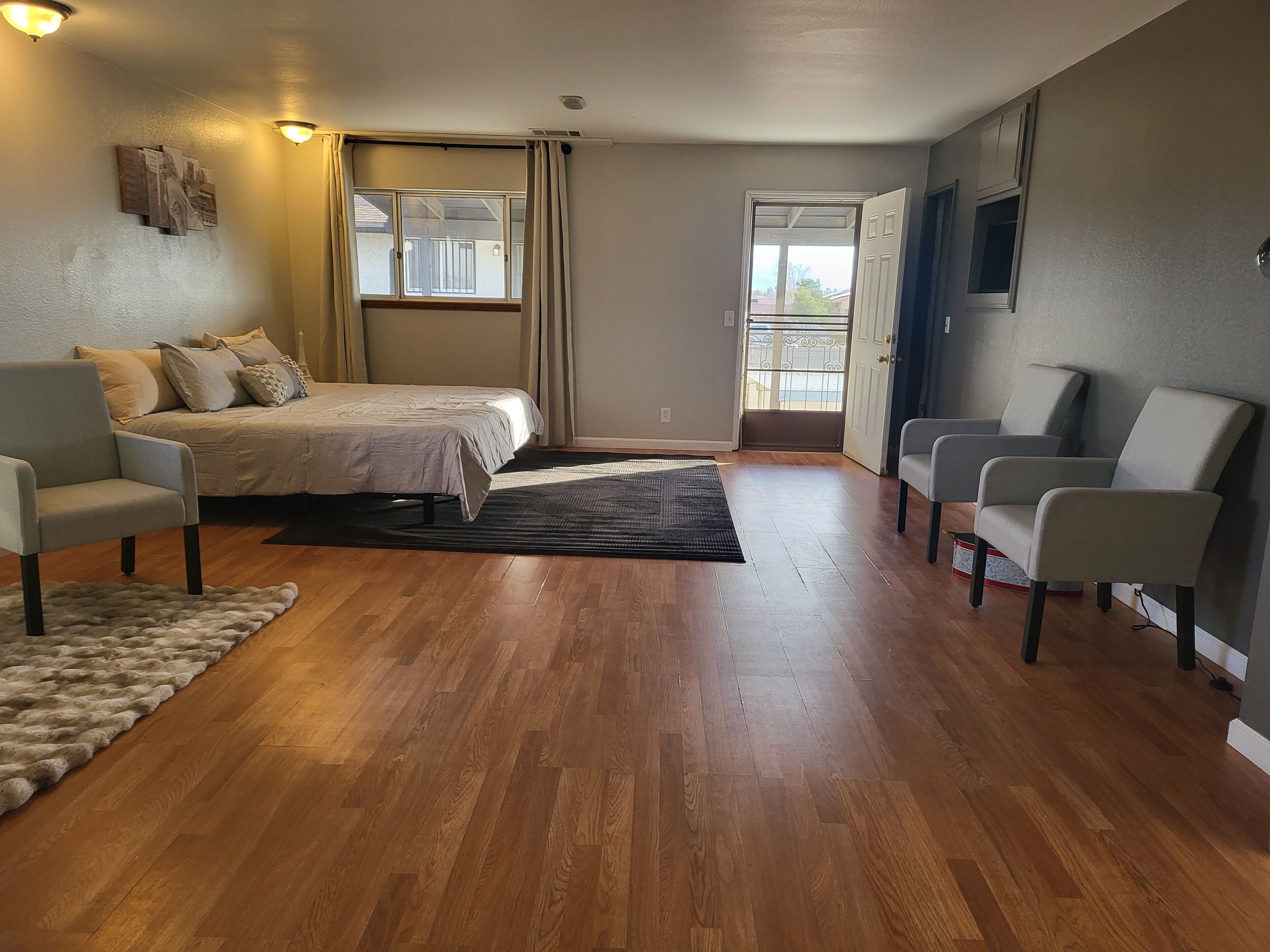 Cozy 1-bedroom Pet Friendly Condo Sleeps 6 With Private Balcony, Wi-fi, Laundry - Hesperia, CA