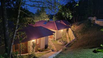 Fachada do alojamento (tarde/noite)