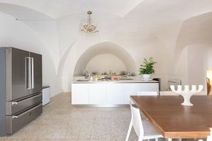 Apartamento | Cozinha privada | Um frigorífico, um micro-ondas, uma placa de cozinha