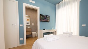 Quarto casal ou duplo standard, vista para a cidade | Cofres nos quartos, escrivaninha, espaço de trabalho para notebook