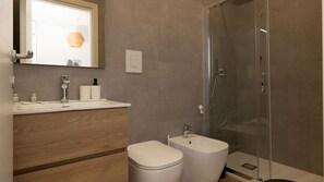 Quarto casal ou duplo standard, vista para a cidade | Banheiro | Chuveiro, produtos de toalete grátis, secador de cabelo, chinelos