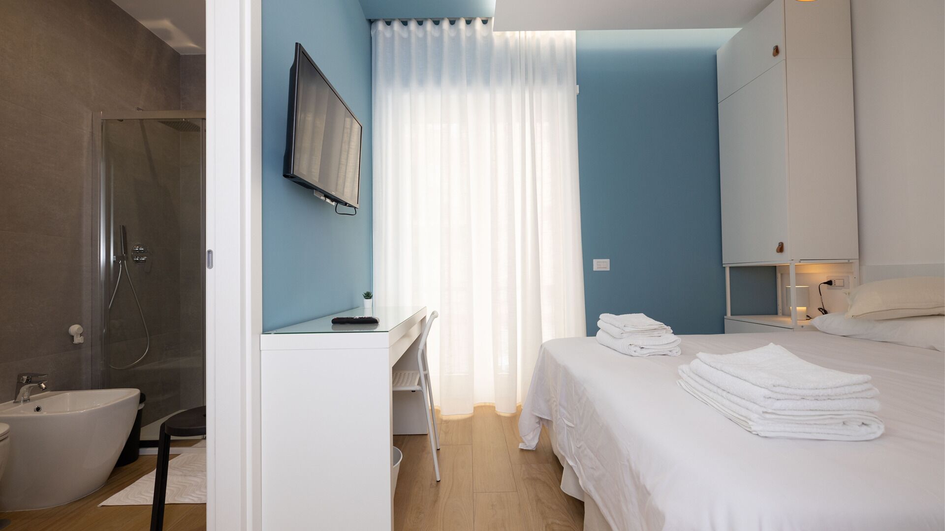 Quarto Duplo ou Twin Standard, Vista para a cidade | Casa de banho | Um polibã, artigos de higiene pessoal grátis, um secador de cabelo 