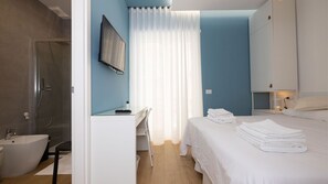 Quarto Duplo ou Twin Standard, Vista para a cidade | Casa de banho | Um polibã, artigos de higiene pessoal grátis, um secador de cabelo 