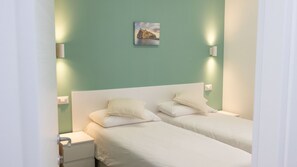 Quarto Duplo ou Twin Standard, Vista para a cidade | Cofre no quarto, secretária 