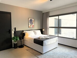 Apartamento | Cortinas blackout, ferros/tábuas de passar roupa, Wi-Fi de cortesia