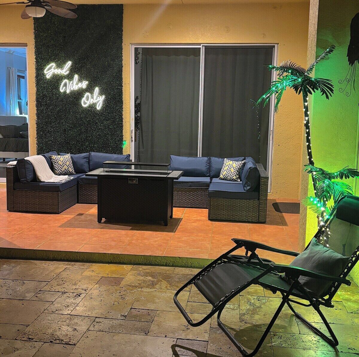 Palm Paradise - 5 Br Family Pool Retreat - Stuart, FL