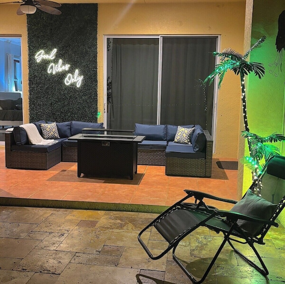 Palm Paradise - 5 Br Family Pool Retreat - Stuart, FL