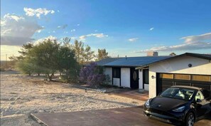 Family & friends getaway right near the Joshua Tree entrance Reviews ...