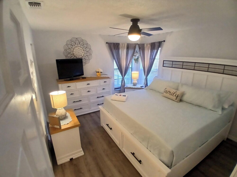 2-bedroom cottage in delightful Kissimmee with private pool/yard & free ...