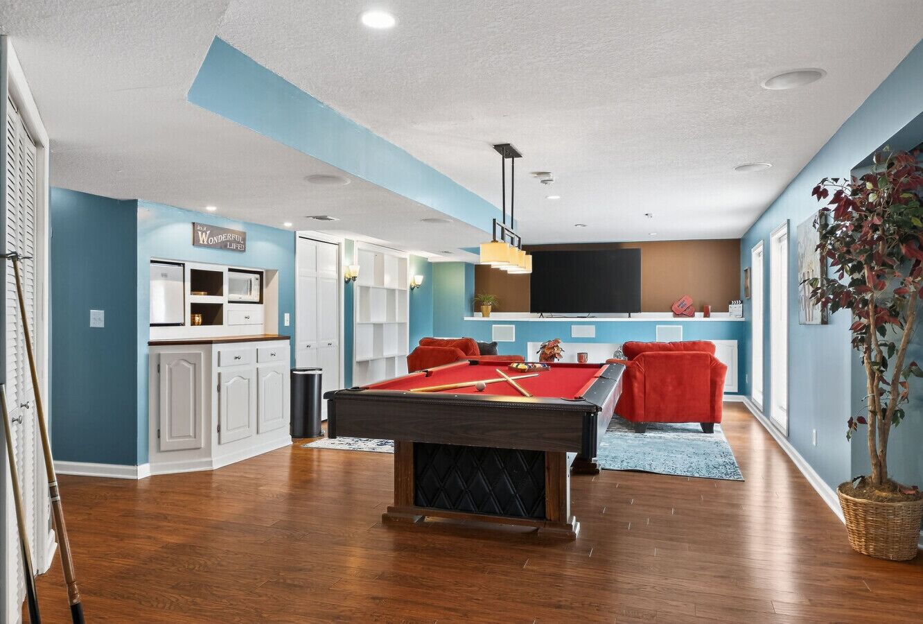 The Yellow House - Hot Tub, Pool Table, Fire Pit, 6 Bedrooms - Kearney, MO