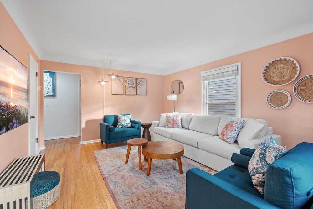 Uptown Muse - Eden Prairie, MN