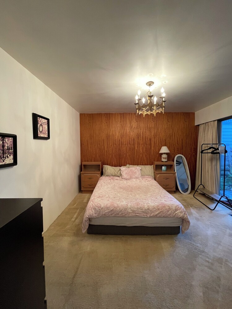 Cozy Oakridge Brandy Bunch 8BR 4 Bath Near Skytrain - Vancouver | FeWo ...