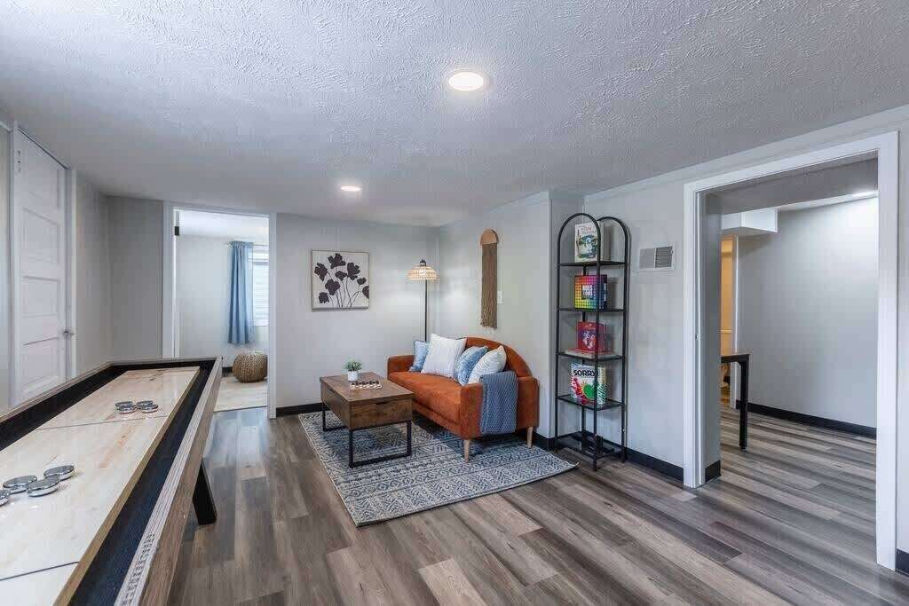Modern Midtown Getaway! Central Location For 12! - Omaha, NE