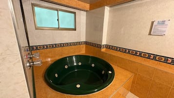 Quarto Standard, banheira (Jacuzzi) | Interior
