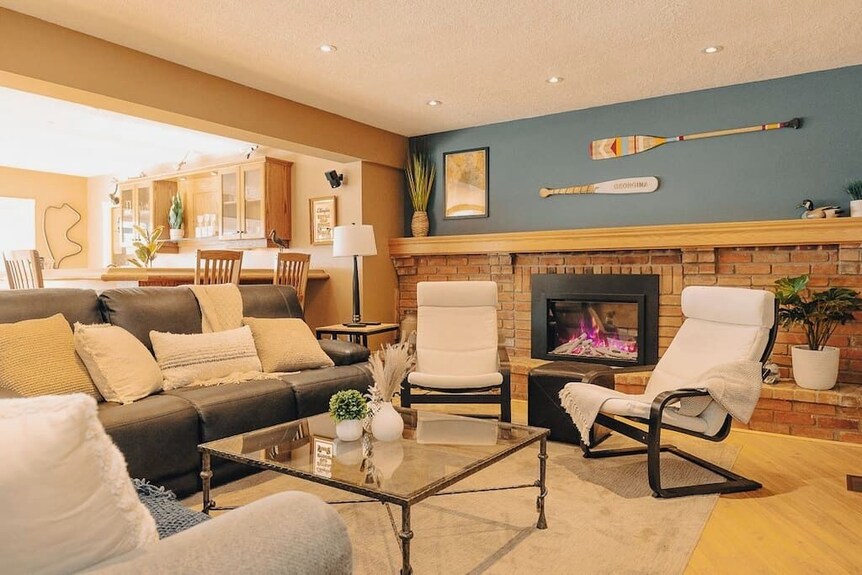 Hot Tub, Wet Bar & Games - Sunset Shores Lakehouse - Georgina