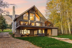 Lake House Retreat 20 Mins to Yellowstone w/ Hot Tub and Game Room ...