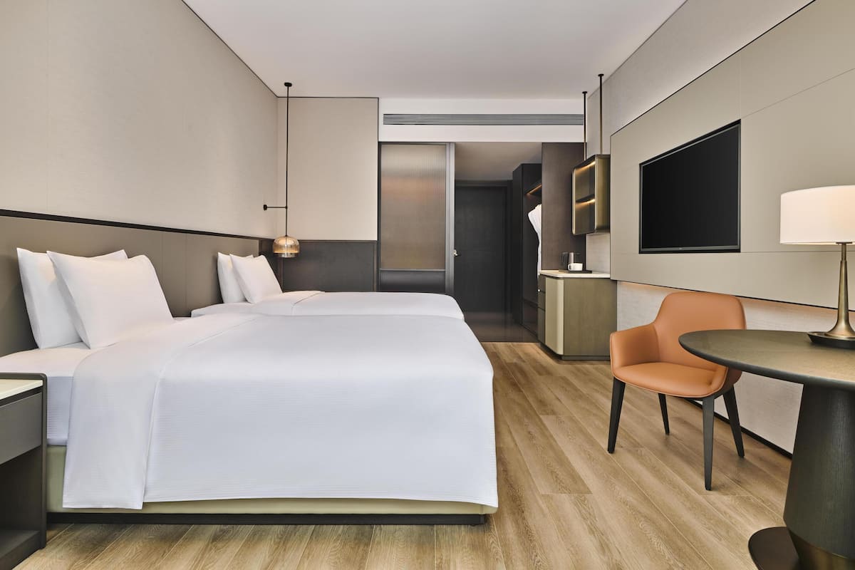 Quarto, 2 camas individuais (Guest) | Roupa de alta qualidade, edredões de penas, camas de colchão pillowtop