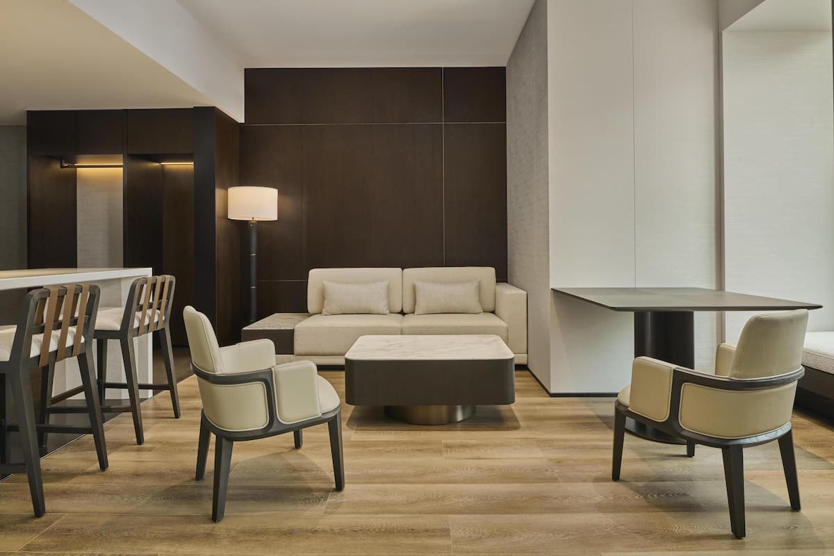 Suite Premium, 1 cama king-size | Sala de estar | Televisor LCD