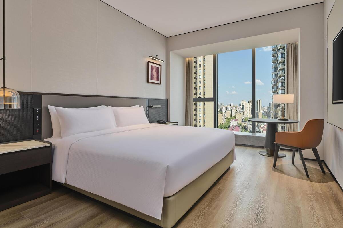 Quarto, 1 cama king-size, acessível | Roupa de alta qualidade, edredões de penas, camas de colchão pillowtop