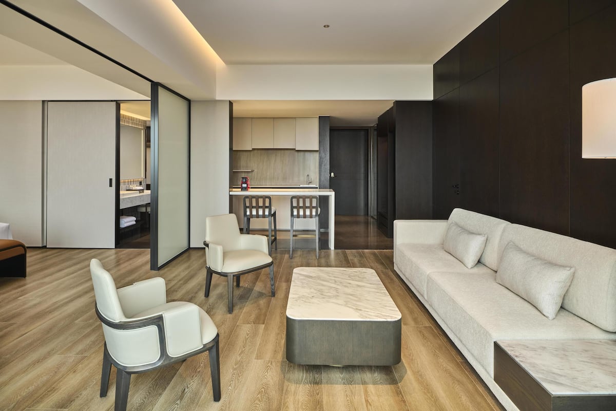 Suite, 1 cama king-size, vista para o jardim | Sala de estar | Televisor LCD