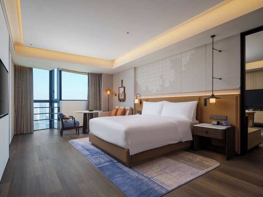 Suite Deluxe, 1 cama king-size | Casa de banho | Artigos de higiene pessoal grátis, um secador de cabelo, roupões