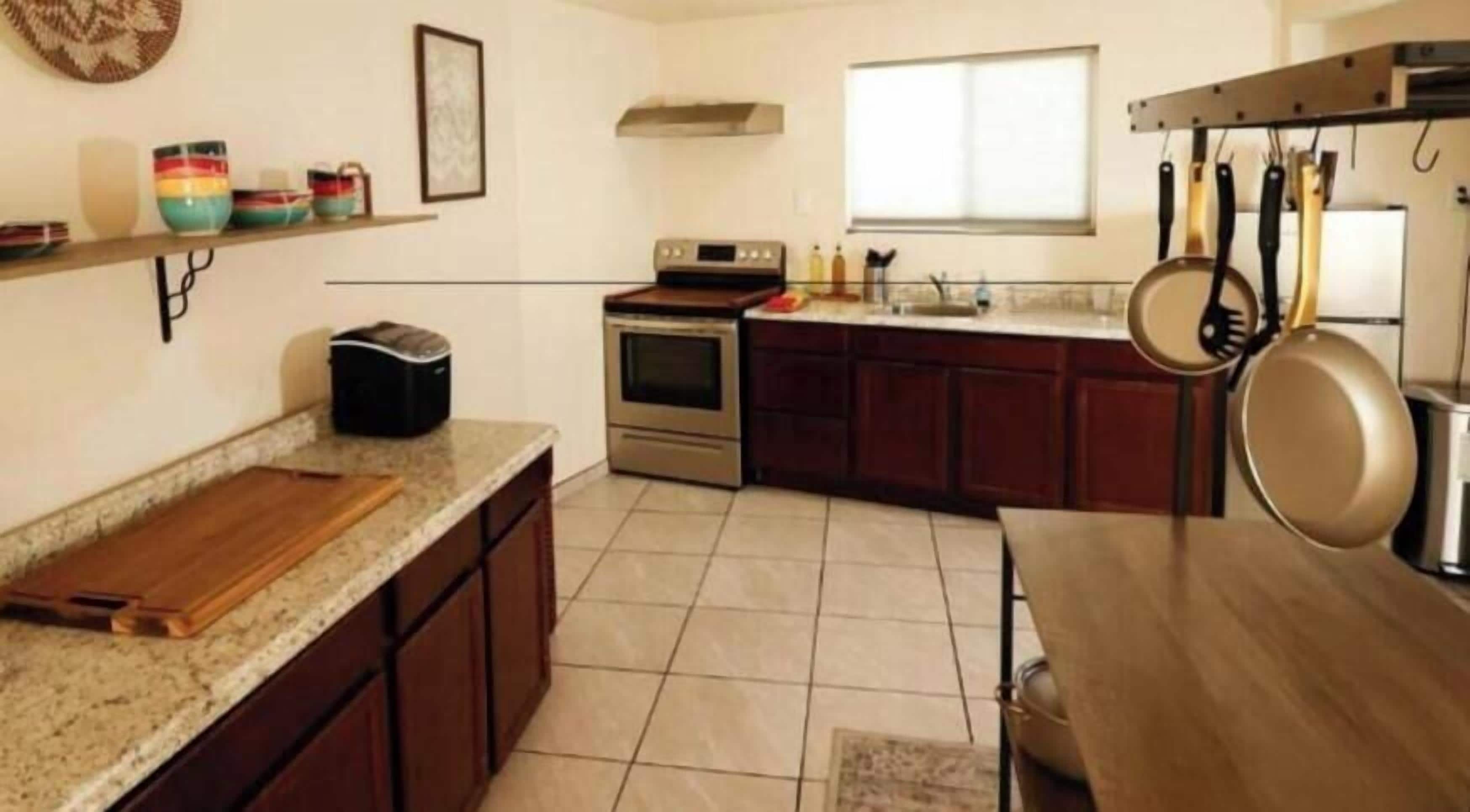 Minifrigorífico, um micro-ondas 