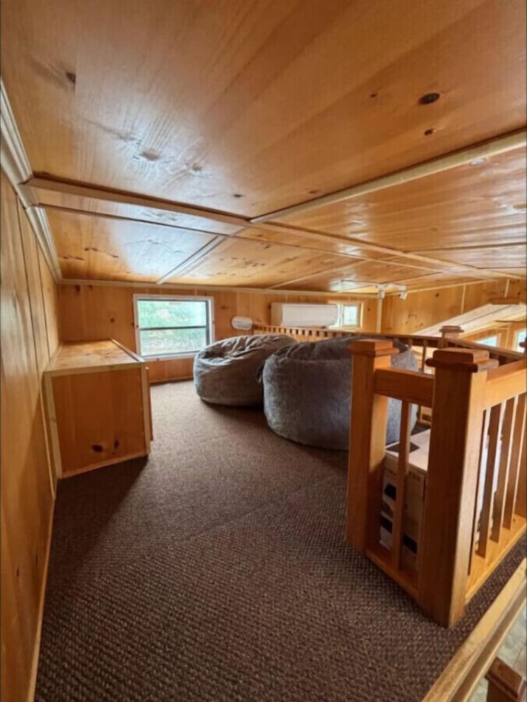 Bourbon Barrel Cabin On Lake Near Airport Downtown - Indianapolis, IN