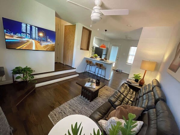 the escape: pool, hot tub - Near Rodeo & World Cup Reviews, Deals ...